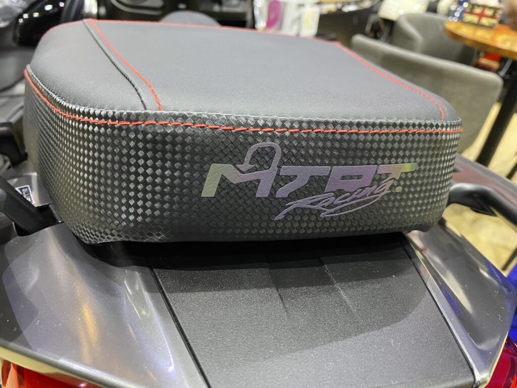 AUGUR-MTRT科技皮沙發座墊 - 永信車業-YAMAHA經銷